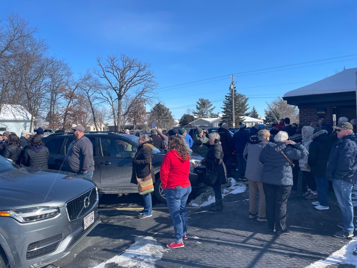 US Rep. Glenn Grothman faces hostile crowd at Oshkosh town hall meeting ...