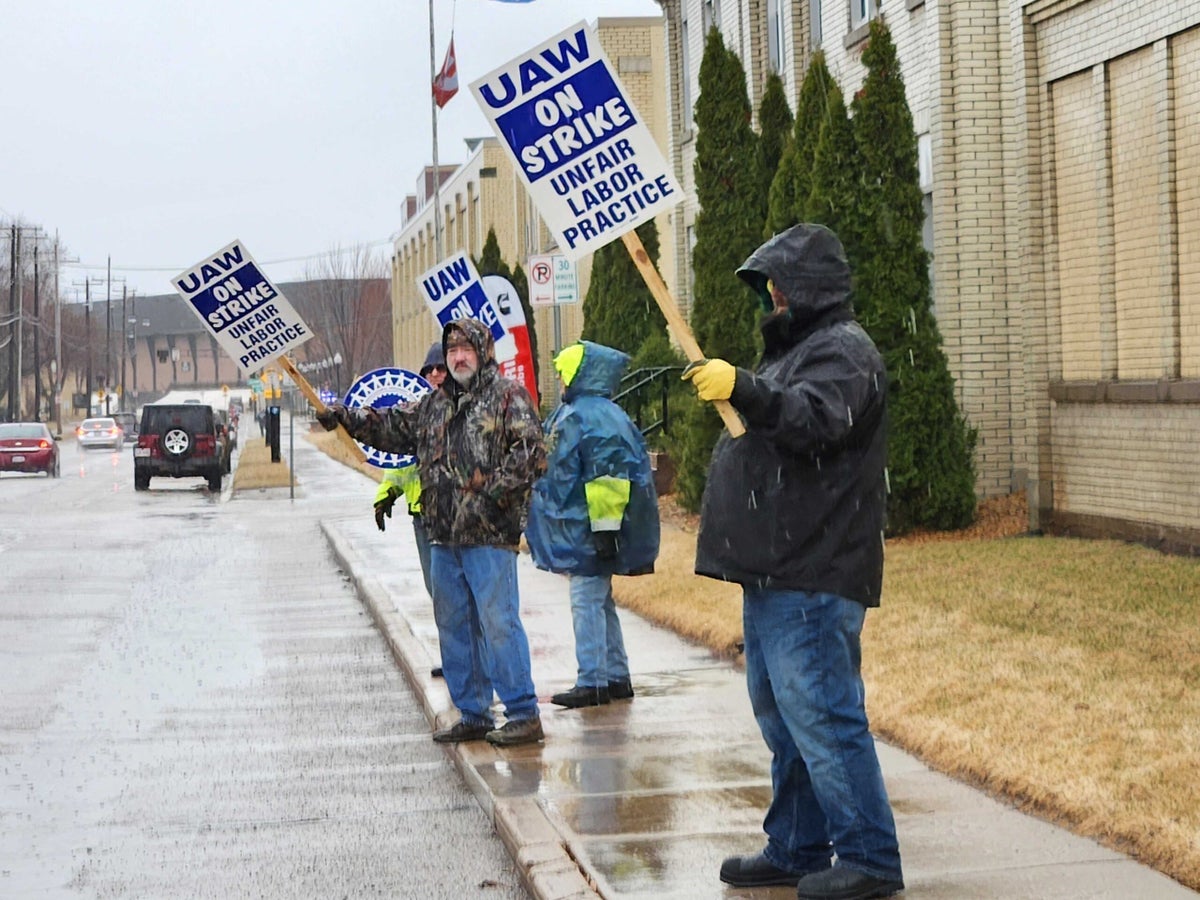 About 90 UAW members are on strike in Oshkosh - WPR