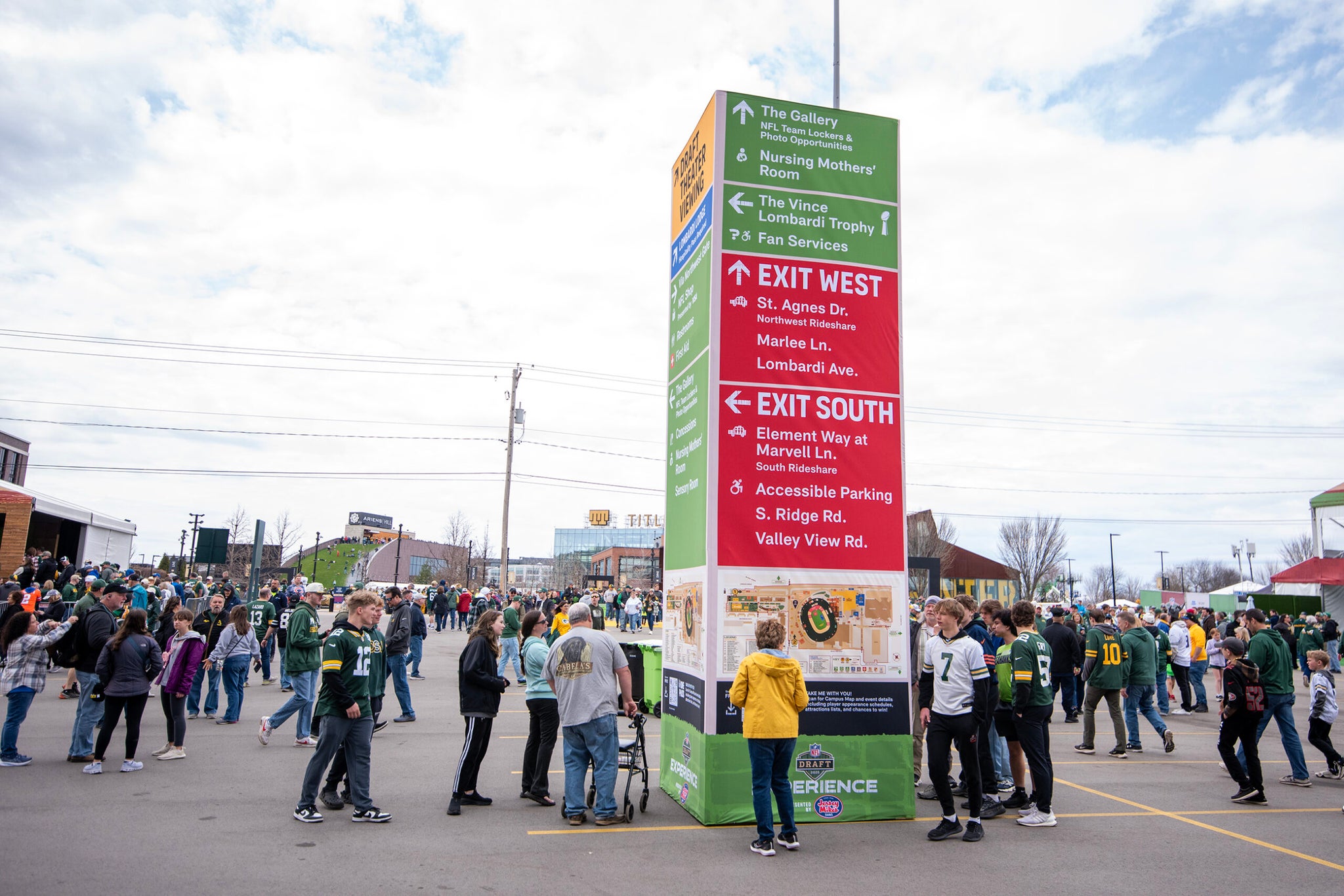 PHOTOS: Opening day of the NFL draft in Green Bay - WPR
