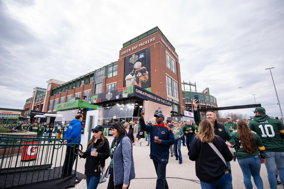 PHOTOS: Opening day of the NFL draft in Green Bay - WPR