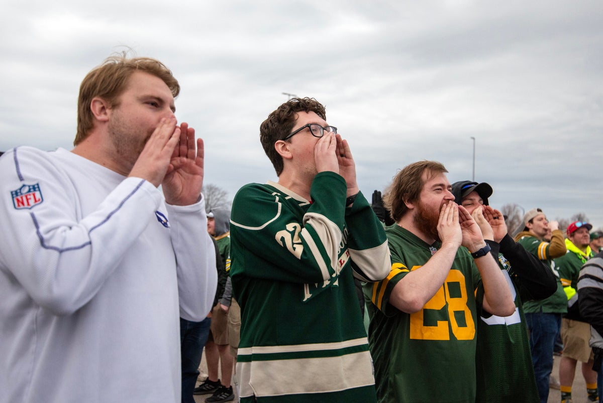 PHOTOS: Opening day of the NFL draft in Green Bay - WPR