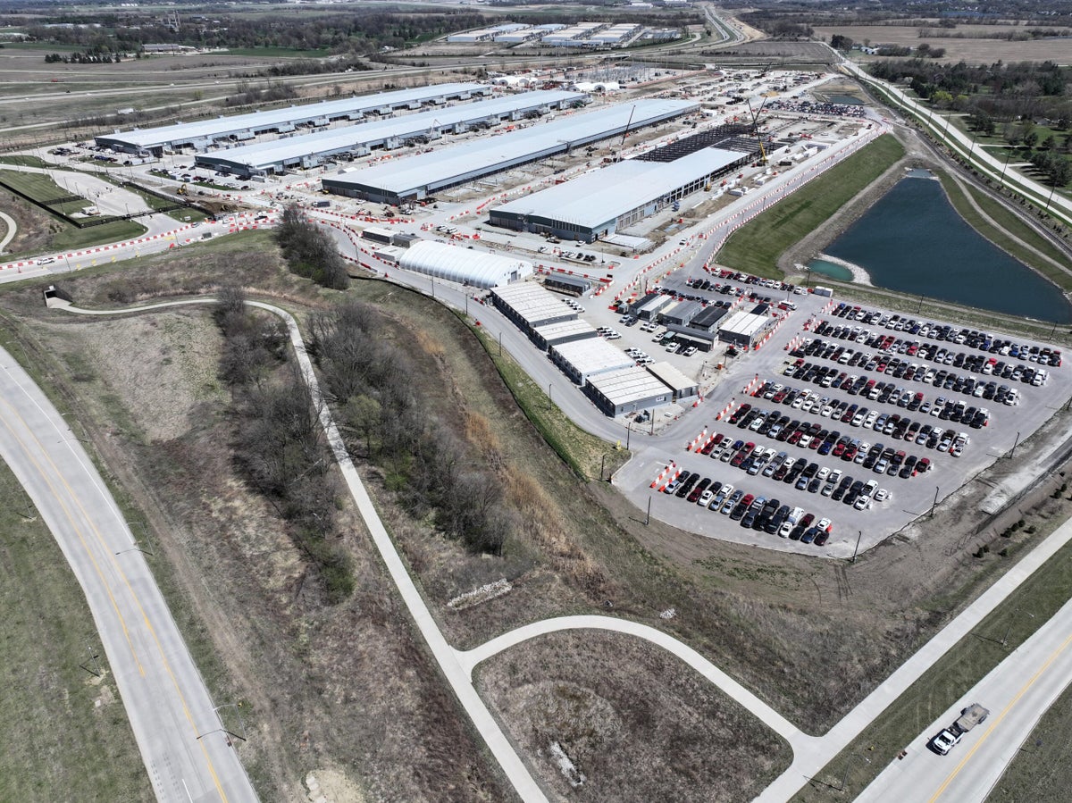 Microsoft built 5 data center campuses in this Iowa city. Here's what ...